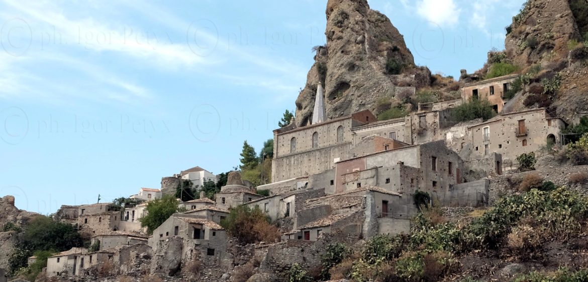 Borghi al Sud: Pentedattilo, il paese fantasma calabrese tra storia e ...
