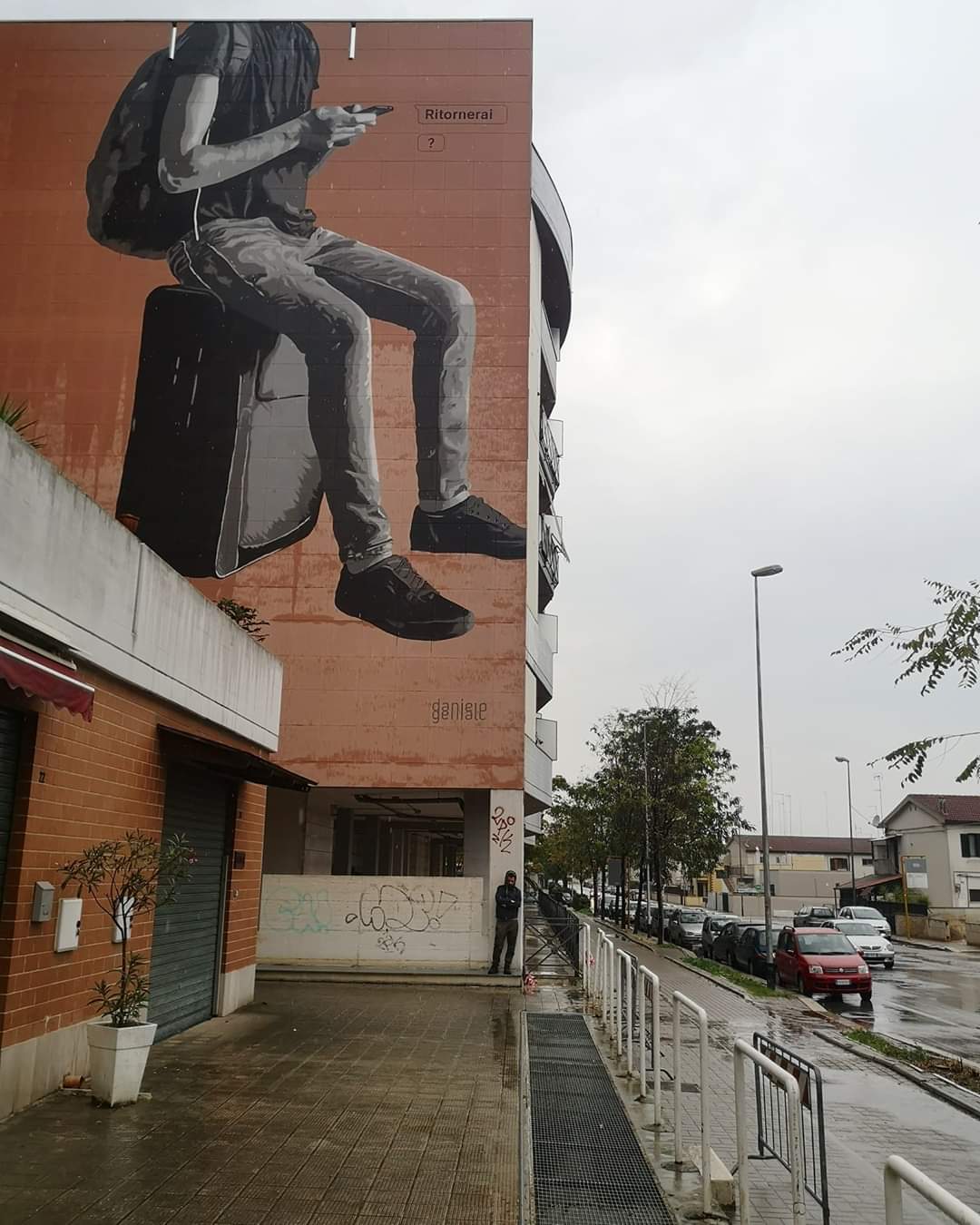 "Ritornerai?": il murale 'senza volto' dedicato a chi parte dal Sud