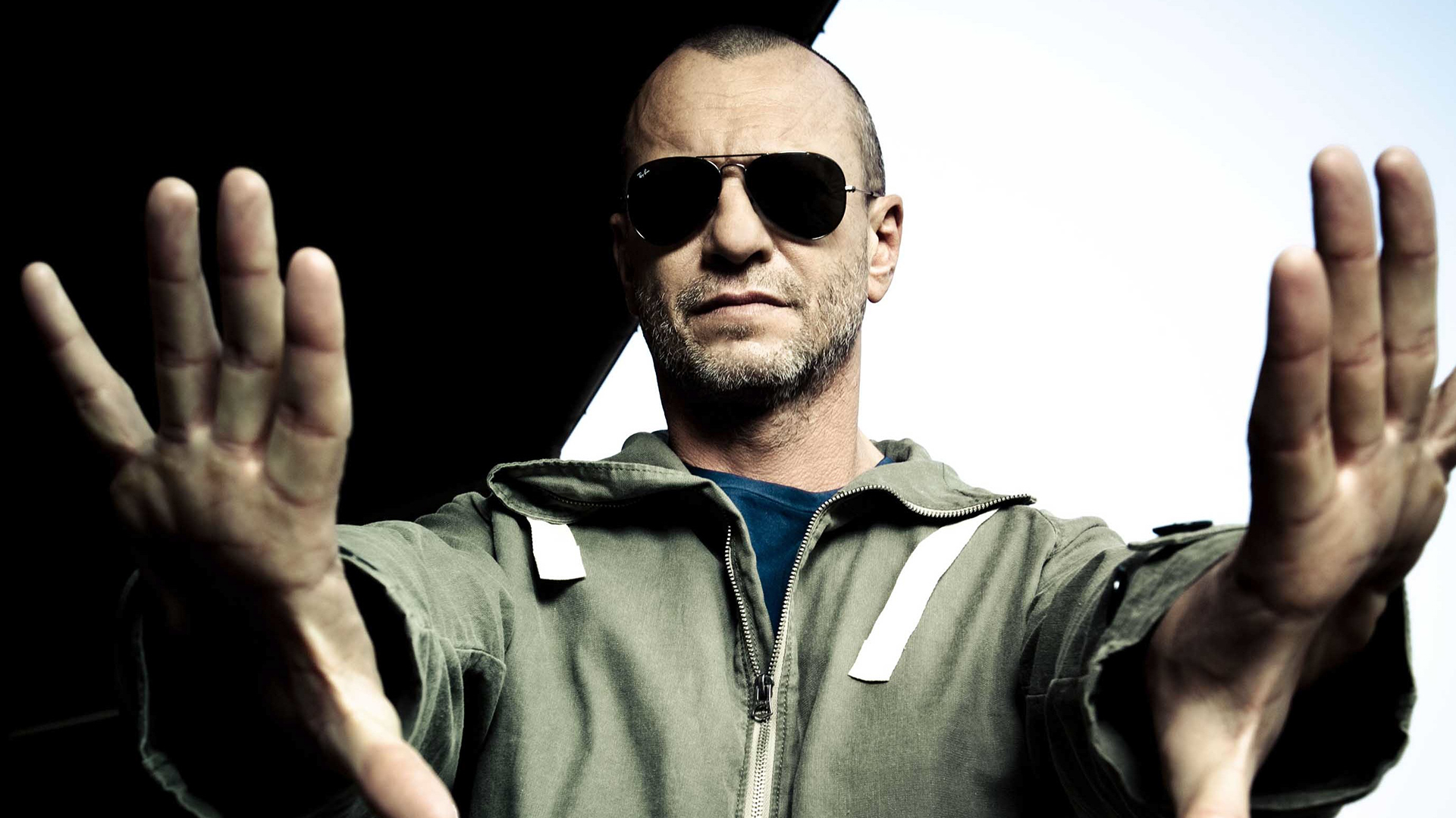 Biagio Antonacci dona un ecografo all'Isola d'Elba