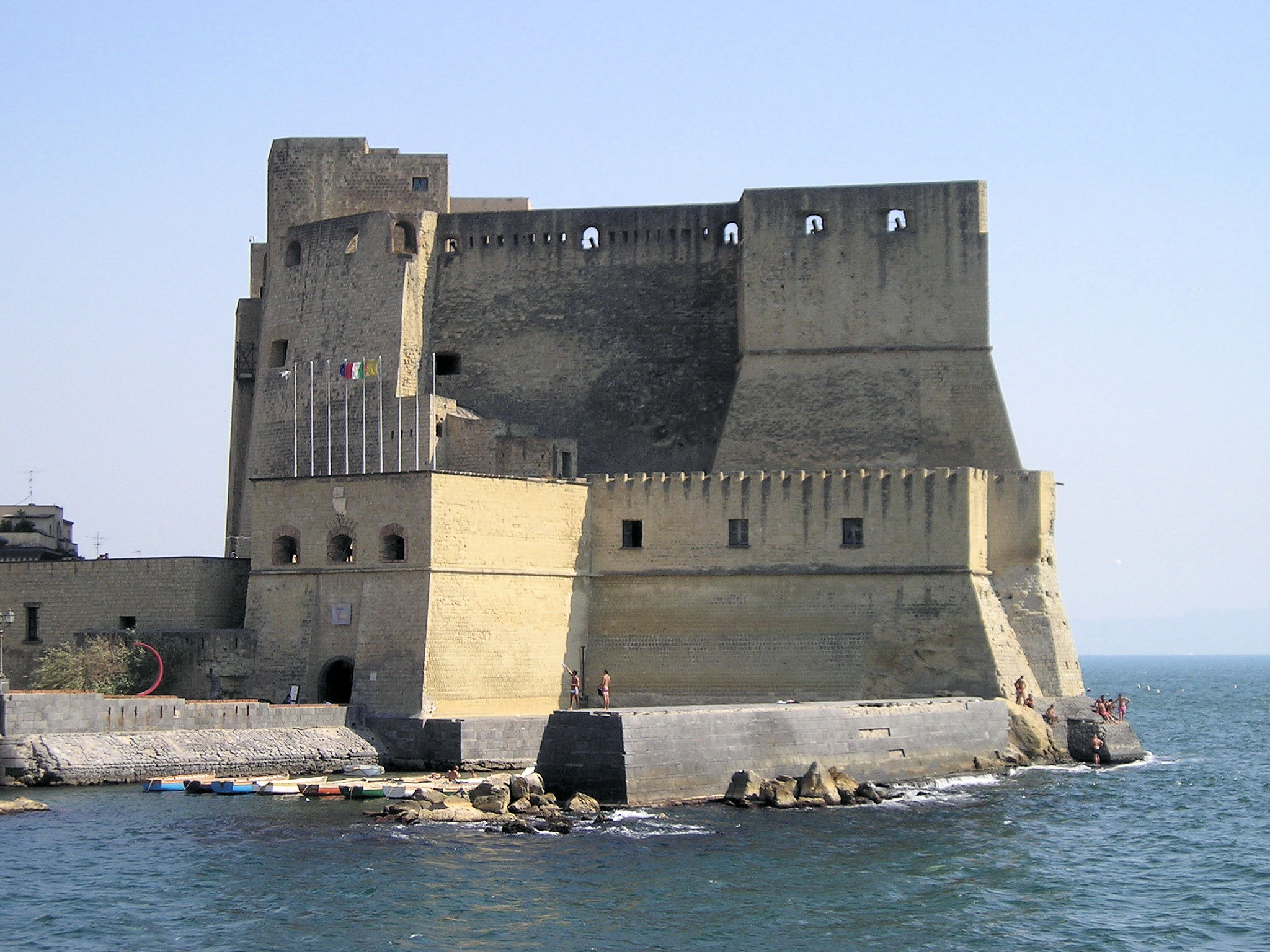 Castel dell'Ovo tra storia e leggenda: alla scoperta del castello più ...