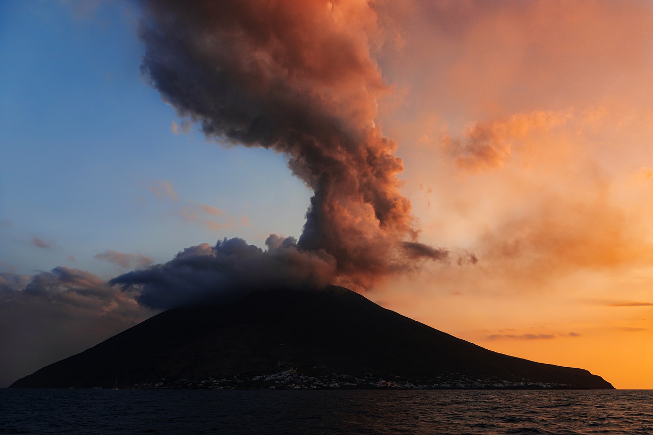 Quello che devi sapere prima di visitare lo Stromboli, il Faro del ...